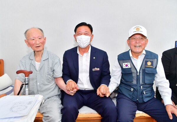 김한종 장성군수, 호국 보훈의 달 맞아 625참전용사 가정 방문 : 네이트 뉴스