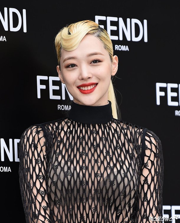 설리 노브라 라이브 방송 중 노출 사고…개인 자유vs주의했어야 갑론을박 네이트 연예