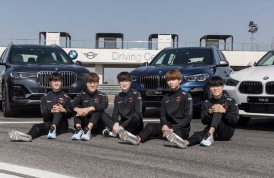 T1, BMW 화보 촬영 현장 사진 추가 공개 : 네이트 스포츠