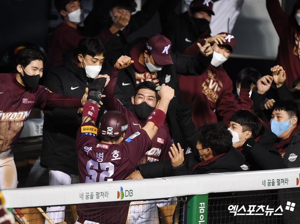 '신민재 연장 끝내기' LG, 키움 잡고 준PO 진출! 두산 만난다 [WC1:스코어] : 네이트 스포츠