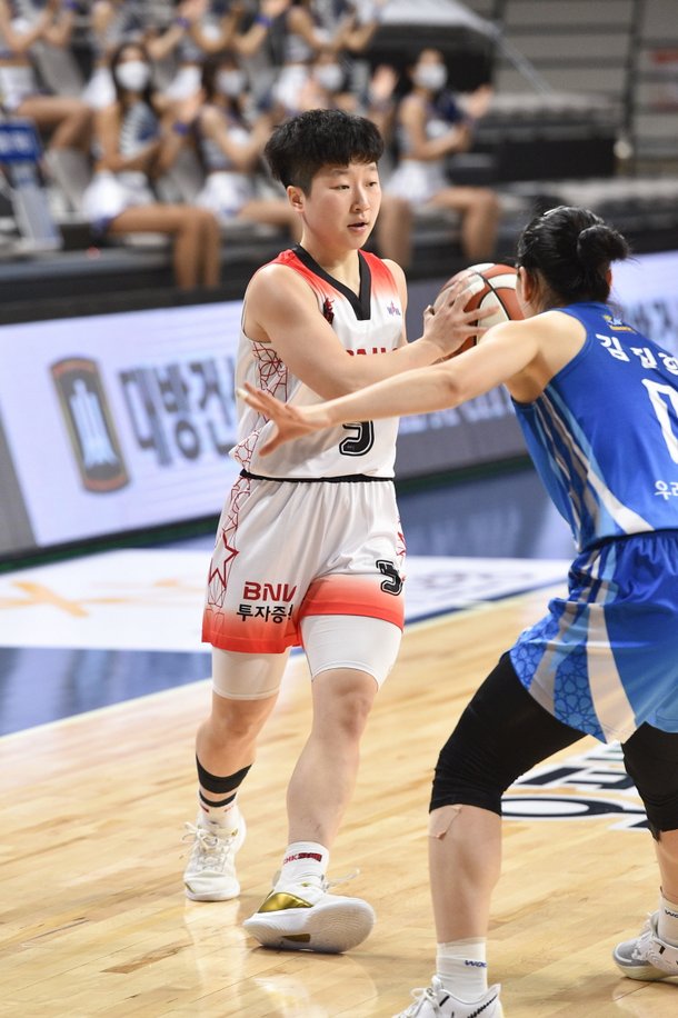 '진안 24P 17R' BNK, 연장 끝 우리은행 꺾고 4연패 탈출 : 네이트 스포츠