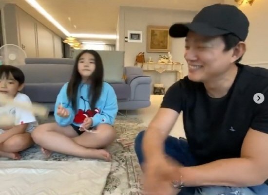 이범수♥이윤진 윷놀이 후 고기 먹고 2kg 쪄…소다남매 폭풍성장 네이트 연예