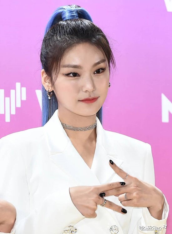 JYP 측 "ITZY 예지 허리 부상, 오늘(2일) '2021 AAA' 불참" [공식입장] : 네이트 연예