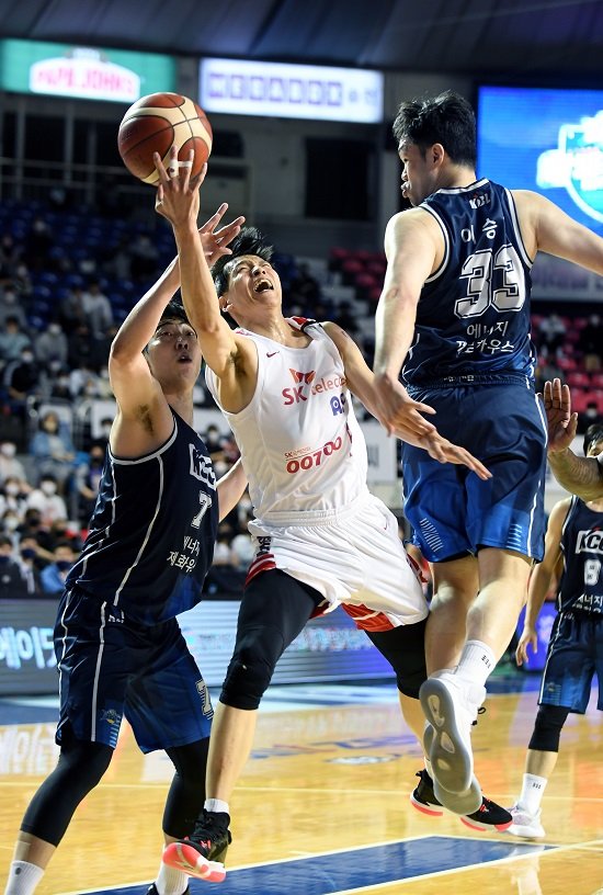 '김선형 더블더블' SK, KCC 제물로 3연패 탈출+공동 7위 도약 : 네이트 스포츠