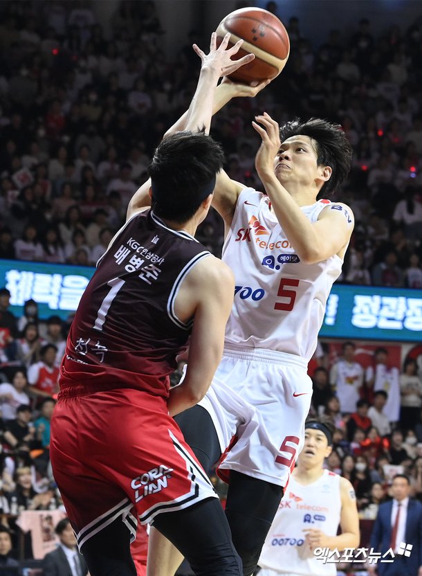 '역대급 혈투' KGC 왕좌에 오르다, 연장 끝 SK 꺾고 'V4+2번째 통합우승' 달성 : 네이트 스포츠