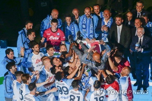 나폴리 우승보너스, 이게 뭡니까…리그 챔피언+UCL 8강인데→'50억' 나눠 갖고 땡 : 네이트 스포츠