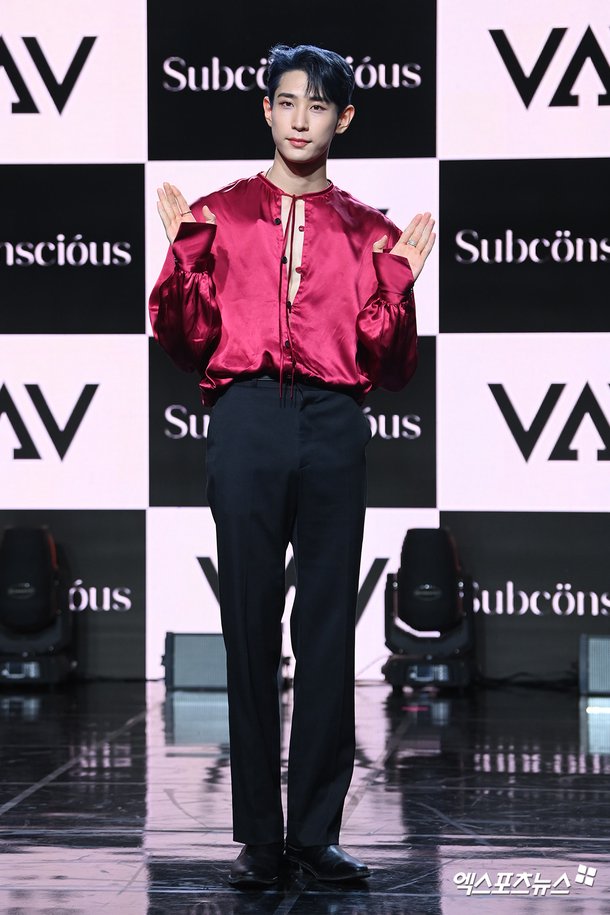 VAV 로우 '과감하게 푼 단추 2개'[엑's HD포토] : 네이트 연예