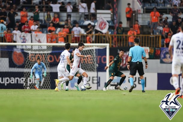 '192cm FW' 김현, 경기 중 '싱크홀' 밟아 발목에 충격…"무릎 정도로 깊었어" [현장인터뷰] : 네이트 스포츠