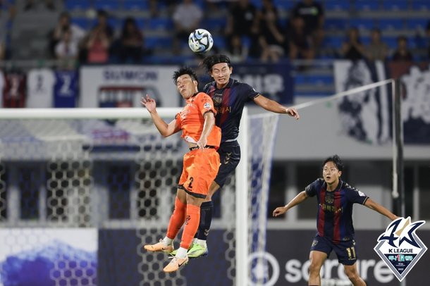 '192cm FW' 김현, 경기 중 '싱크홀' 밟아 발목에 충격…"무릎 정도로 깊었어" [현장인터뷰] : 네이트 스포츠