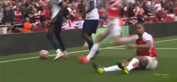 아스널 '1000억' FW, 토트넘 유망주와 경합 후 '꽈당'→팬들 "193cm인데 어린애 같아" : 네이트 스포츠