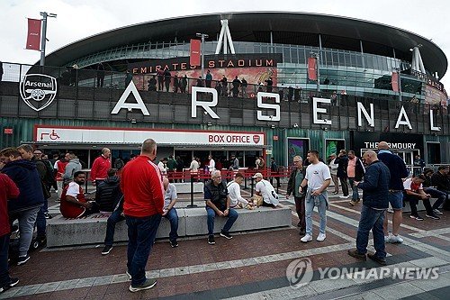 아스널 '1000억' FW, 토트넘 유망주와 경합 후 '꽈당'→팬들 "193cm인데 어린애 같아" : 네이트 스포츠