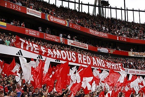 아스널 '1000억' FW, 토트넘 유망주와 경합 후 '꽈당'→팬들 "193cm인데 어린애 같아" : 네이트 스포츠