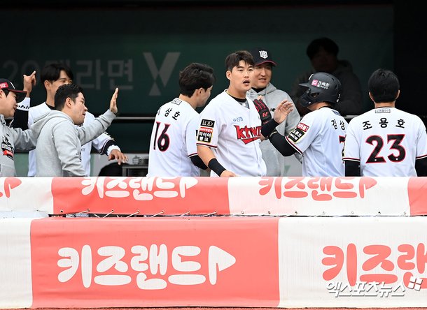 마법의 '리버스 스윕'…KT, LG 기다리는 잠실 간다→최종전 3-2 역전승+V2도전 스타트 [PO5 현장리뷰] : 네이트 스포츠