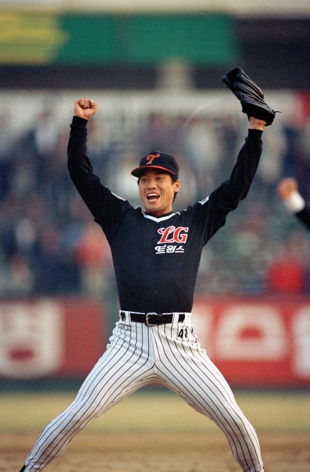 'AGAIN 1994' LG 레전드 김용수-김동수, 시구시포로 우승 기운 전한다 [KS1] : 네이트 스포츠