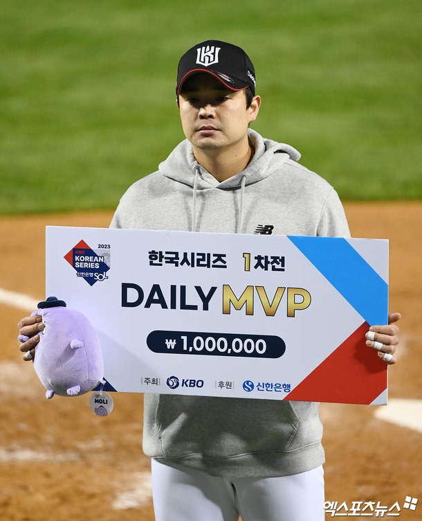 결승타 문상철 'KS 1차전 데일리 MVP'[포토] : 네이트 스포츠