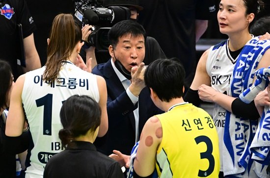 '모마+양효진 34점 합작' 현대건설, IBK '3-0' 완파…2위 GS와 승점 차 없앴다 [수원:스코어] : 네이트 스포츠