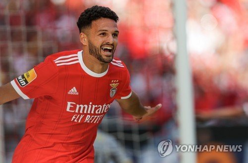 PSG, '이강인 동갑내기' 포르투갈 FW 영구 영입…이적료 1134억+5년 계약 [오피셜] : 네이트 스포츠