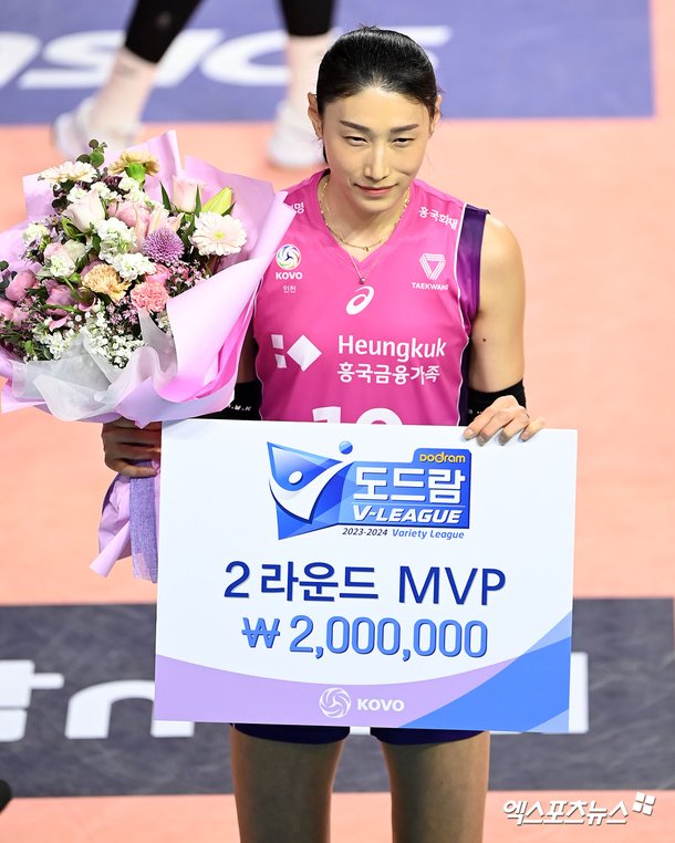 '2R MVP' 자축한 김연경, 옐레나와 흥국 9연승 견인…페퍼 6연패 수렁 [삼산:스코어] : 네이트 스포츠