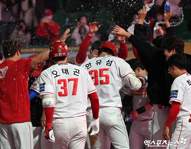 9회말 2아웃 역전드라마! '최정 467호포+한유섬 끝내기포' SSG, KIA 7연승 저지 [문학:스코어] : 네이트 스포츠