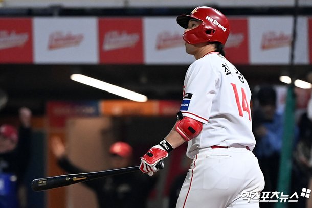 이례적 'FA 1호 예약' 발표라니…SSG-최정 '종신 사인' 초읽기, 계약금 때문에 도장 미뤘나 : 네이트 스포츠