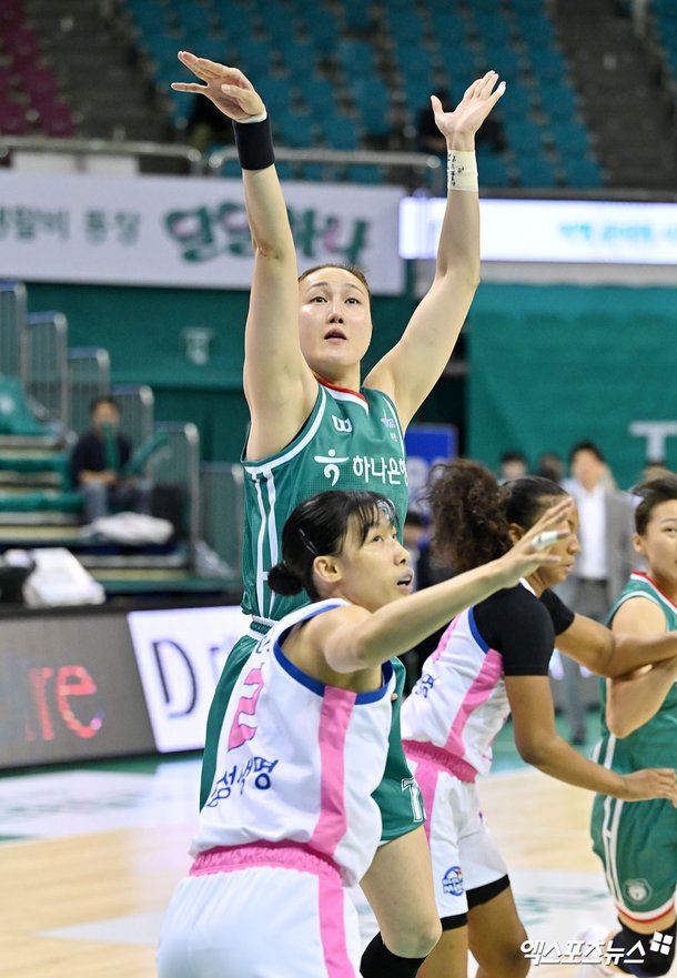 하나은행 김정은, '8141점' WKBL 역대 최다 득점자 등극…팀은 삼성생명 7연승 내줘 : 네이트 스포츠