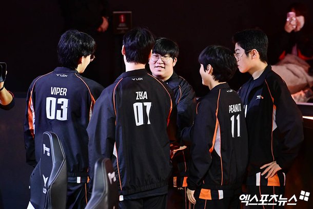 '제우스' 캐리력 빛났다…'파괴전차' 한화생명, 접전 끝에 T1 꺾고 PO 2R 진출 (종합)[LCK 컵] : 네이트 뉴스