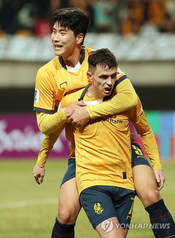'이정효 매직' 광주FC, 초대형 기적 쓰다…0-2→3-2 대역전극! 日 고베 꺾고 시민구단 최초 ACLE 8강 진출 [현장 리뷰] : 네이트 스포츠