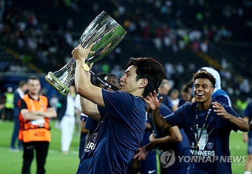 EPL? 이강인 거취 180도 돌변! PSG 잔류 가능성 UP…"슈퍼컵 우승 주역 LEE, 반전의 문턱 섰다" : 네이트 스포츠