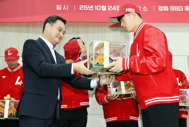 SSG, 2026 신인 선수 입단식 '더 퍼스트 랜딩' 개최…김광현 글러브·최정 배트 선물 : 네이트 스포츠