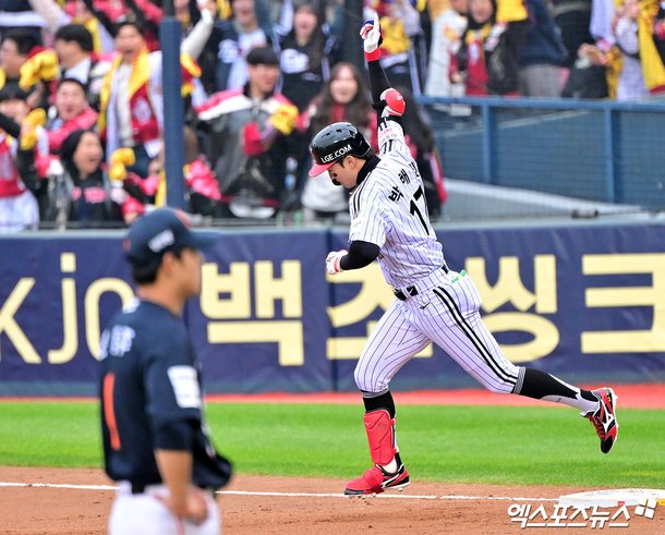 'PO MVP' 문동주, 불펜 전력투구→4일 휴식 후 등판 독 됐나?…데뷔 첫 KS 선발 4⅓이닝 4실점 교체 [KS1] : 네이트 스포츠