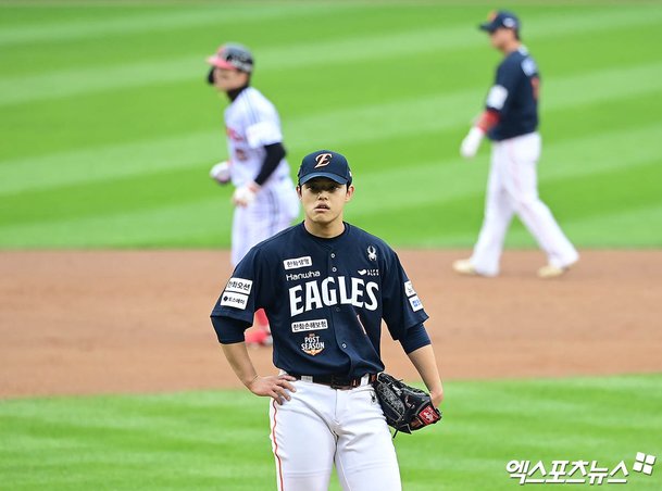 'PO MVP' 문동주, 불펜 전력투구→4일 휴식 후 등판 독 됐나?…데뷔 첫 KS 선발 4⅓이닝 4실점 교체 [KS1] : 네이트 스포츠