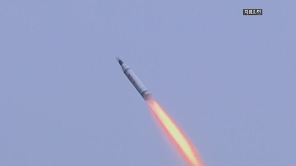 북한, SLBM 추정 탄도 미사일 발사…19일 만에 또 무력 시위 : 네이트 뉴스