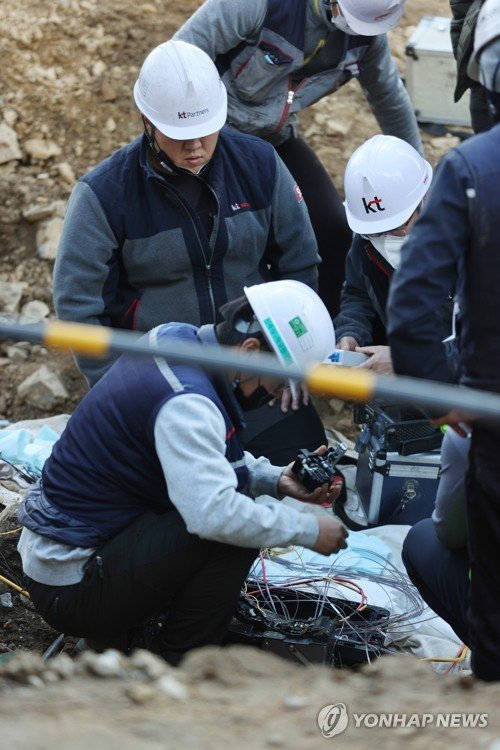 서울시 수목작업 도중 KT 광케이블 절단…복구하는 관계자들 : 네이트 뉴스