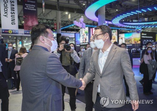 MWC22 찾은 유영상 SKT 사장과 노태문 삼성전자 사장 : 네이트 뉴스