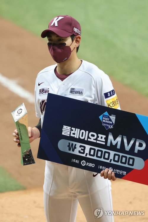 환호하는 PO MVP 이정후 : 네이트 스포츠