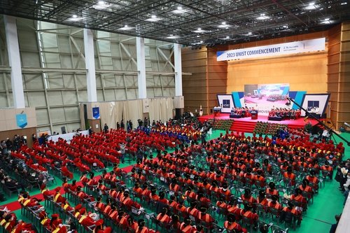 UNIST, 4년 만에 대면 학위수여식 개최…1천28명 졸업 : 네이트 뉴스