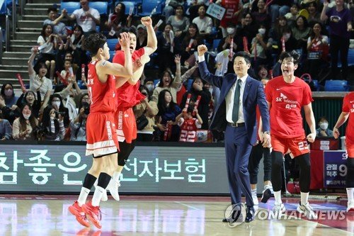 '4강 PO까지 1승' 프로농구 SK…KCC 홈팬 열기 뜨거운 전주로 : 네이트 스포츠