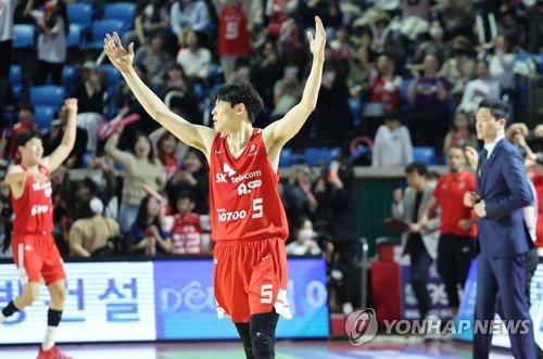 '4강 PO까지 1승' 프로농구 SK…KCC 홈팬 열기 뜨거운 전주로 : 네이트 스포츠
