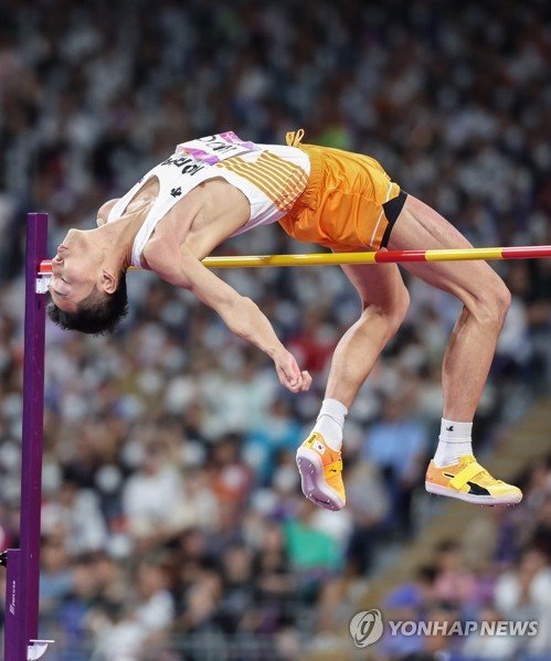 2m29 가볍게 넘는 우상혁 : 네이트 스포츠