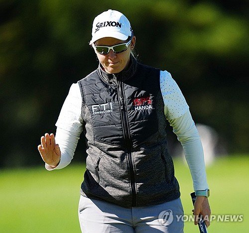 LPGA 투어 BMW 챔피언십 3R, 갤러리 향해 손 들어보이는 뷰하이 : 네이트 스포츠