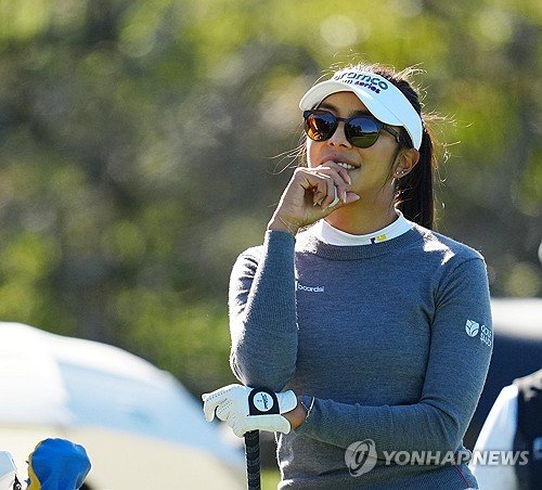 LPGA 투어 BMW 챔피언십 3R, 코스 바라보는 앨리슨 리 : 네이트 스포츠