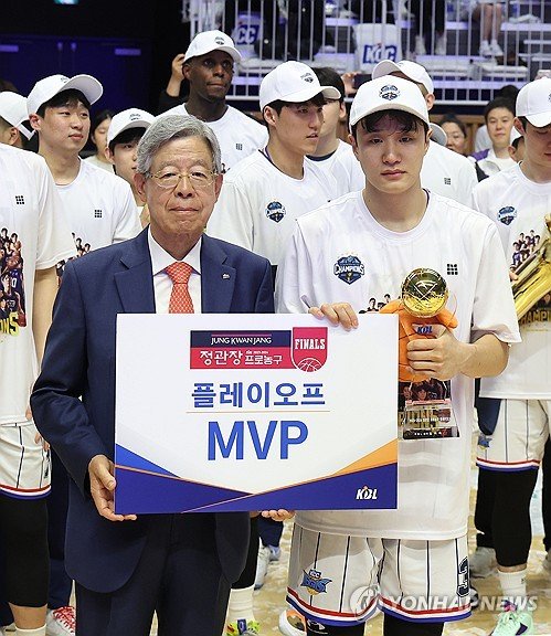 KCC 허웅, 플레이오프 MVP 수상 : 네이트 스포츠