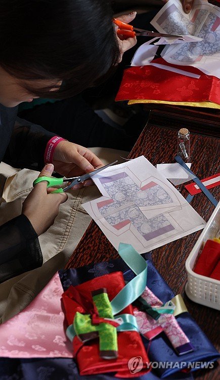 한글날 만드는 한복 소품 : 네이트 뉴스