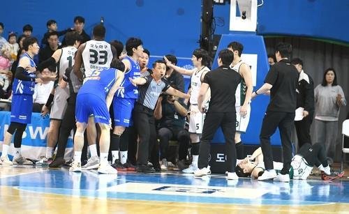 KBL, DB·삼성 '무더기 테크니컬·U파울' 연관 선수들에 제재금 : 네이트 스포츠