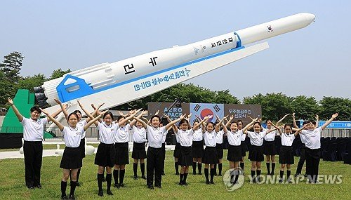 누리호 47미터 크기의 실물모형 앞에서… : 네이트 뉴스