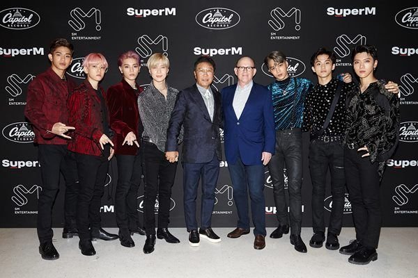 SuperM, 데뷔앨범으로 美 '빌보드 200' 1위 "꿈만 같아, 감사드린다" : 네이트 연예