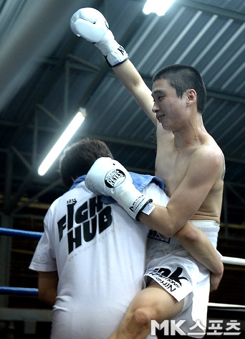 신홍균, '짜릿한 TKO승!' [MK포토] : 네이트 스포츠
