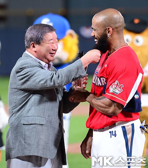 구본능 KBO 총재 '나도 테임즈 턱수염 탐나네' [MK포토] : 네이트 스포츠