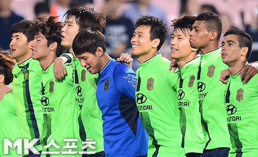 기뻐하는 이동국 'ACL 8강 진출했어요' [MK포토] : 네이트 스포츠