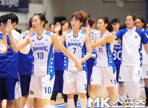 우리은행 'KDB전 파죽의 19연승' [MK포토] : 네이트 스포츠
